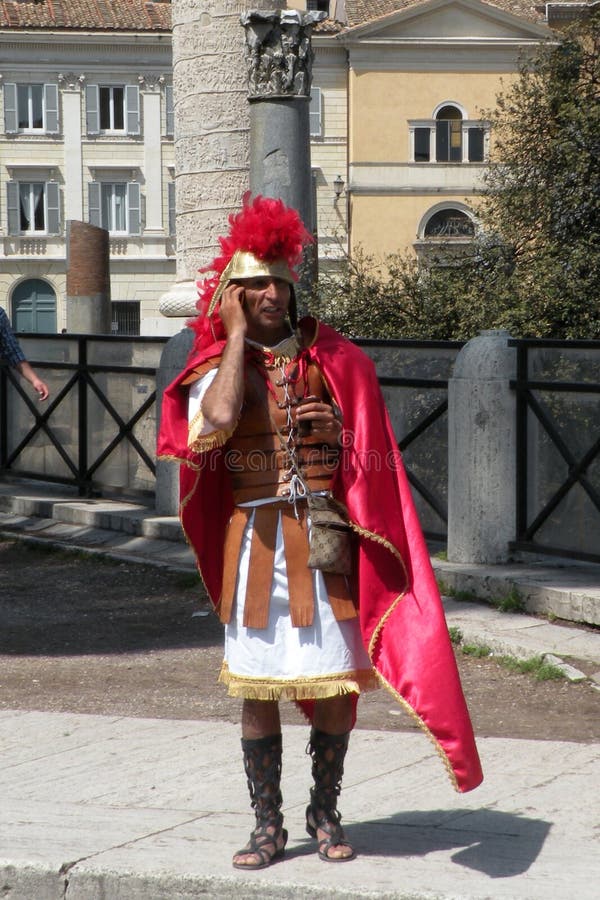 De Mens Kleedde Zich Als Oude Romein Redactionele Fotografie - Image of ...