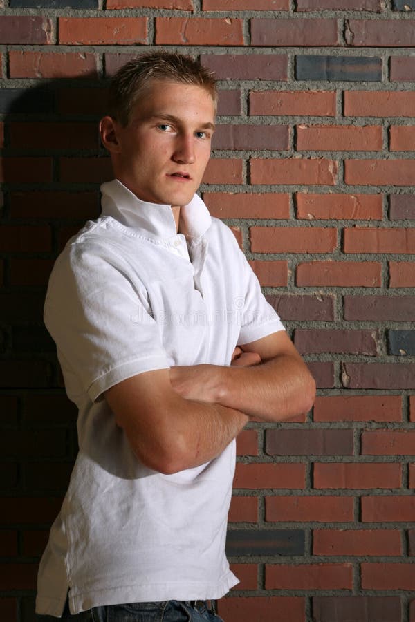 De Mens Van De Spier En Bakstenen Muur Stock Afbeelding - Image of ...