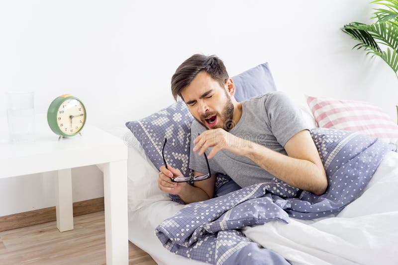 De mens wordt verslapen stock foto. Image of mensen - 100314746