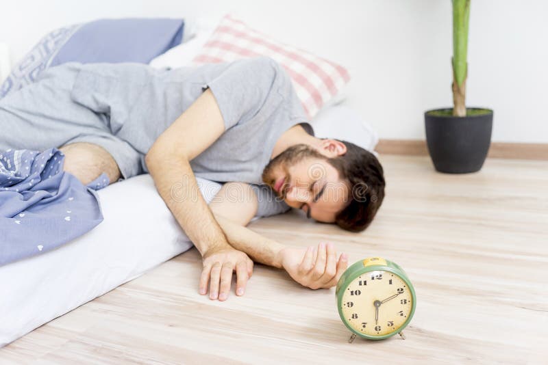 De mens wordt verslapen stock foto. Image of alarm, wakker - 100314756