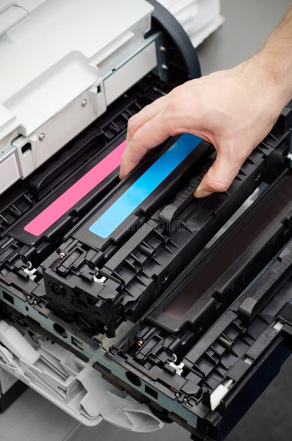 De Mens Zet Toner in De Printer Stock Afbeelding - Image of volledig ...