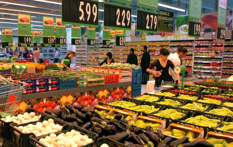 De Mensen Die in Supermarkt Winkelen Slaan Op Redactionele Stock ...