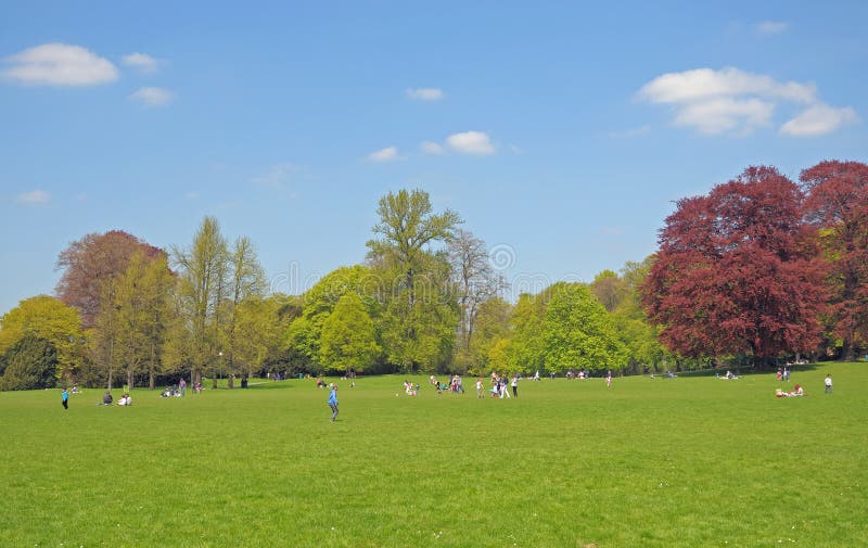 De Mensen Genieten Van Een Goed Weer Stock Afbeelding - Image of ...