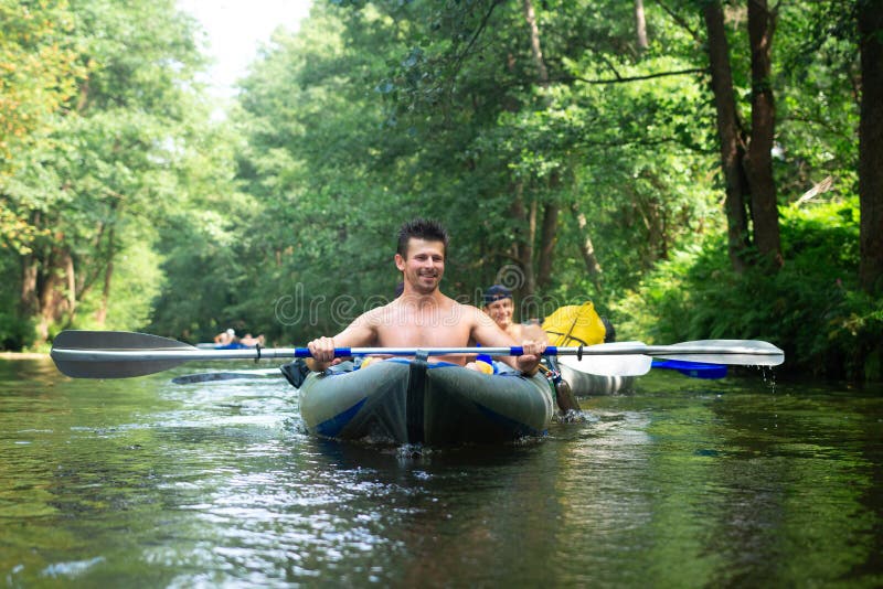 Een Groep Vrienden in Botenzeilen Op Rivier Kayaking Op Wilde Rivier ...