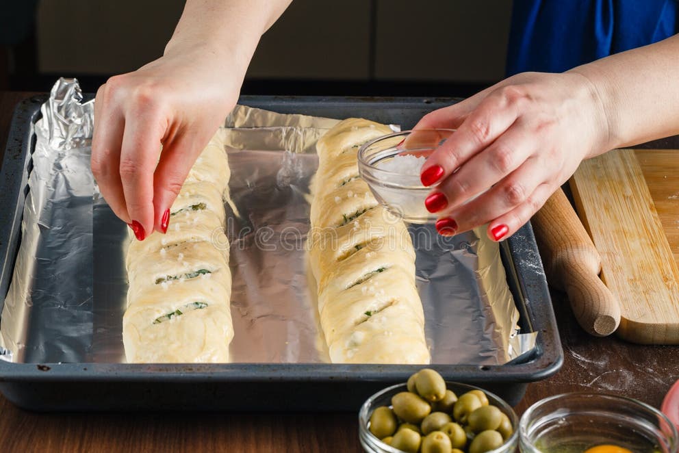 De mensen maken brood stock foto. Image of chef, lijst - 70900400