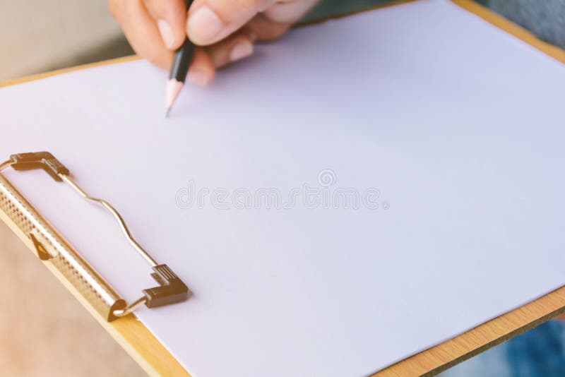 De Mensen Schrijven Een Bericht Op Het Document Op Klembord Stock Foto ...