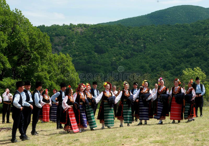 De Mensen In Traditionele Kostuums Dansen Bulgaarse Horo Een Weide ...