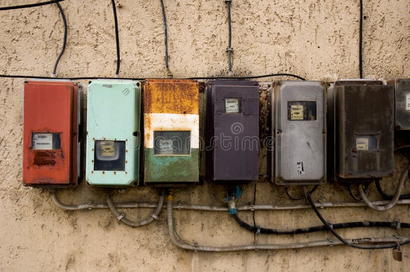 Elektriciteitsvoorzieningsmeter Op Houten Muur Vooraanzicht Stock Foto ...