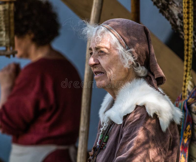 Het Middeleeuwse Muntstuk Die Van Viking/smid Slaan Maken Redactionele ...