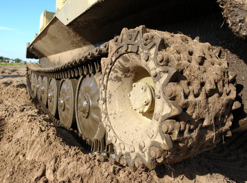 Militaire Tankrups, Modderig Stock Foto - Image of oorlogvoering, wiel ...