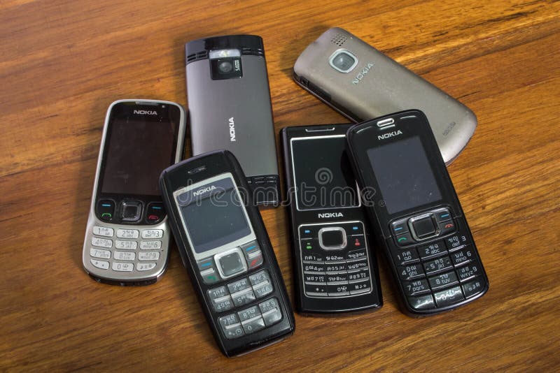 De Oude Mobiele Telefoon Van Nokia Redactionele Afbeelding - Image of ...