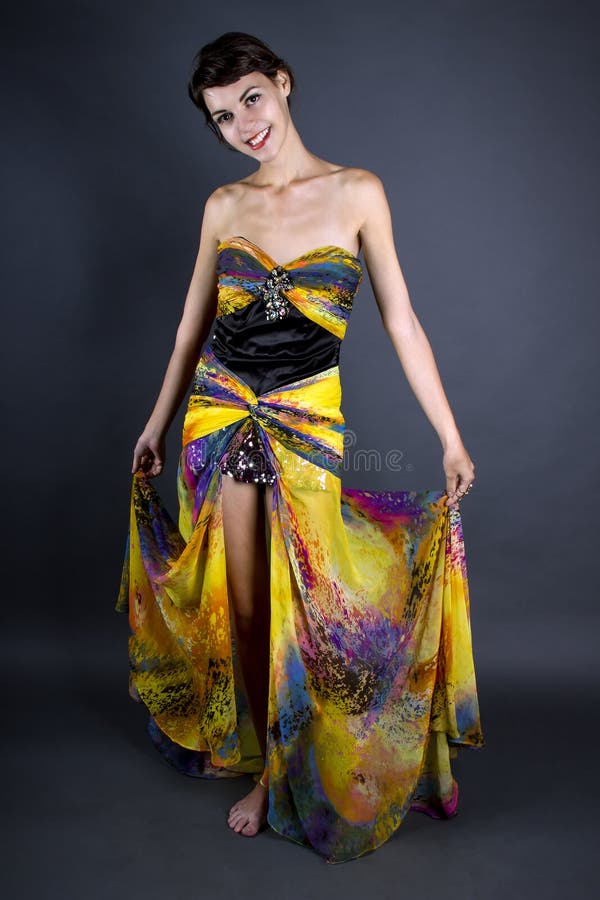 De Model Gele Kleding Van Wearing Tie Dye Stock Foto - Image of kleding ...