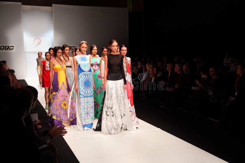 De Modellen Gaan Op Loopbrug Bij Modeshow Redactionele Stock Foto ...