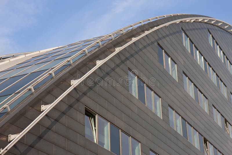 De Moderne Bouw Met Gebogen Dak Van Glas Stock Afbeelding - Image of ...