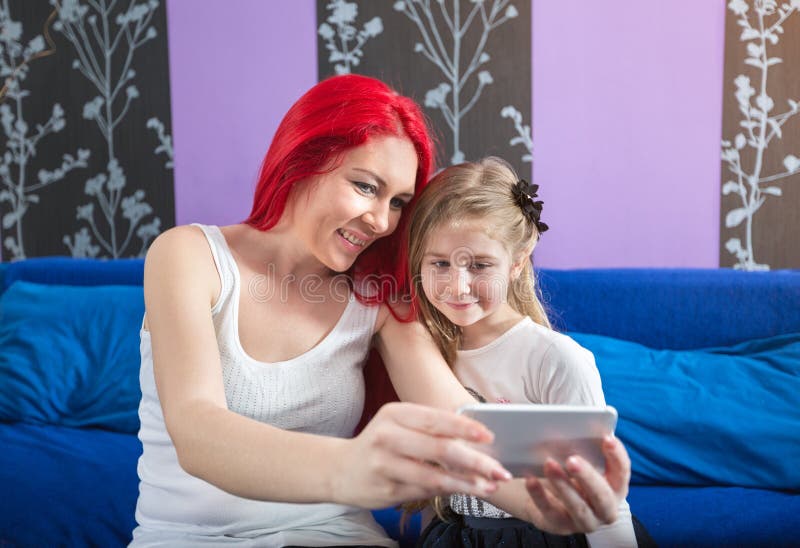 De Moeder En De Dochter Maken Selfie Portret Stock Foto Image Of