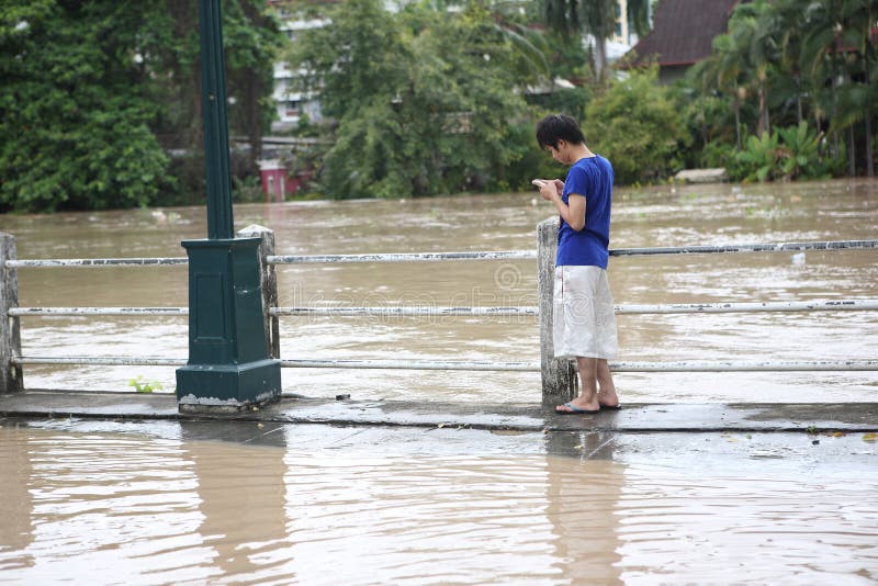 De Moesson Van Thailand, Mens Op Vloed Redactionele Foto - Image of ...