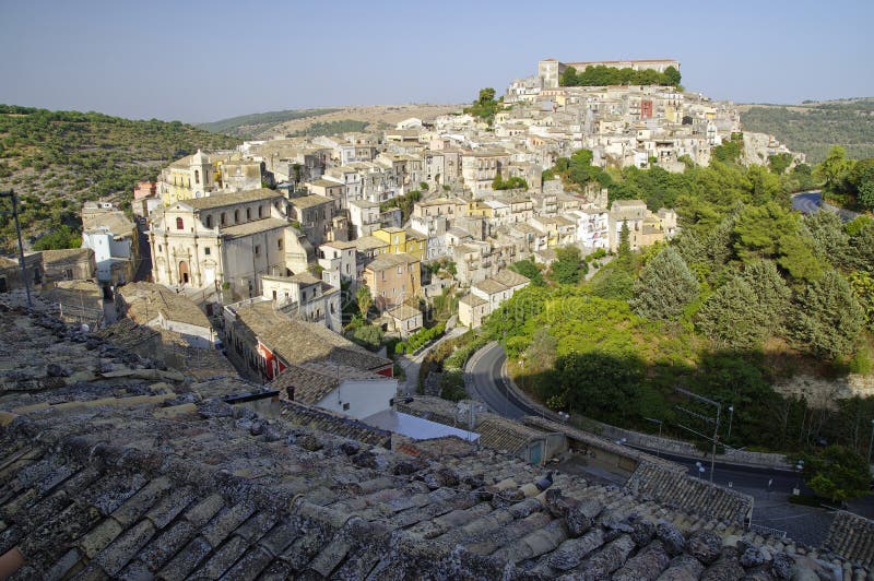 Mooie Barokke Tuin - Een Sierbeeldhouwwerk Van Een Engel Stock Foto ...