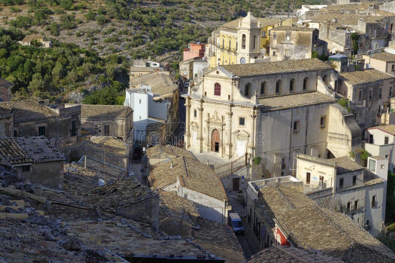 Mooie Barokke Tuin - Een Sierbeeldhouwwerk Van Een Engel Stock Foto ...