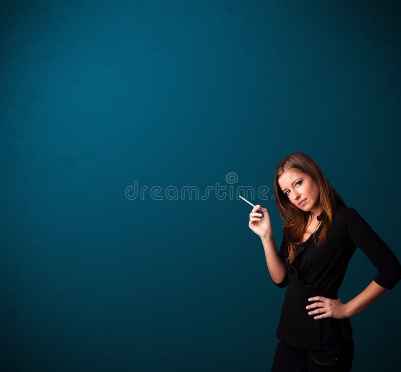 De Mooie Vrouw Het Roken Ruimte Van Het Sigaret Vith Exemplaar Stock ...