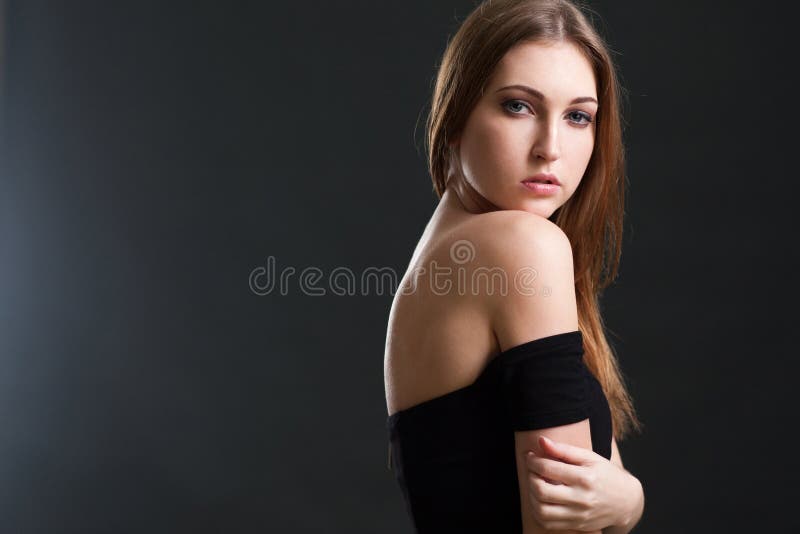 De Mooie Vrouw Met Een Naakte Rug Stock Foto - Image of kleur, haar ...