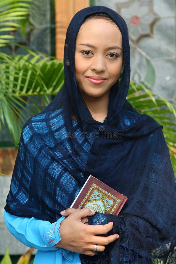 De Moslim Holding Qur'an Van De Vrouw Stock Foto - Image of meisje ...