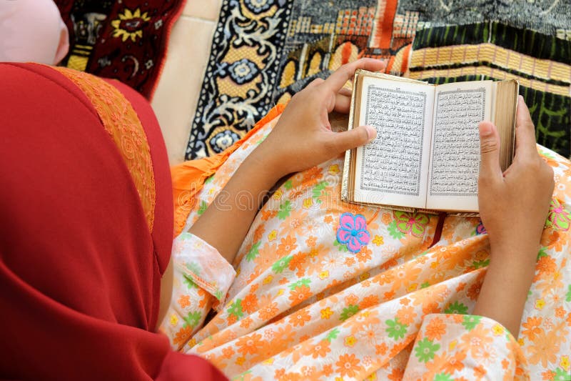 De Moslim Koran Van De Lezing Stock Foto - Image of kind, moslim: 13800860