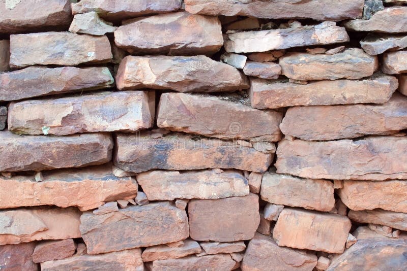 De Muur Van De Rots Met Mos En Varens Stock Afbeelding - Image of bruin ...