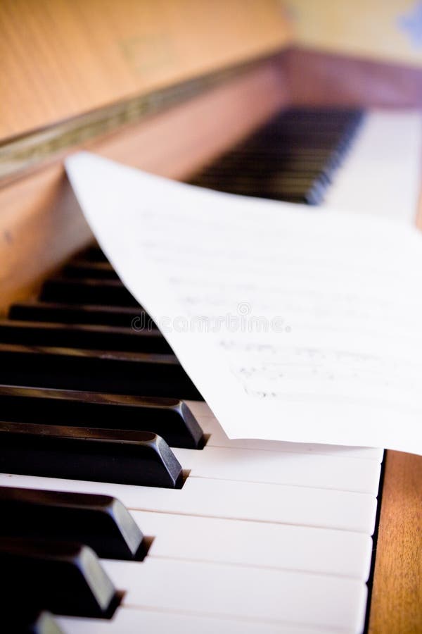 Noten en piano stock foto. Image of strepen, sleutel - 16647848