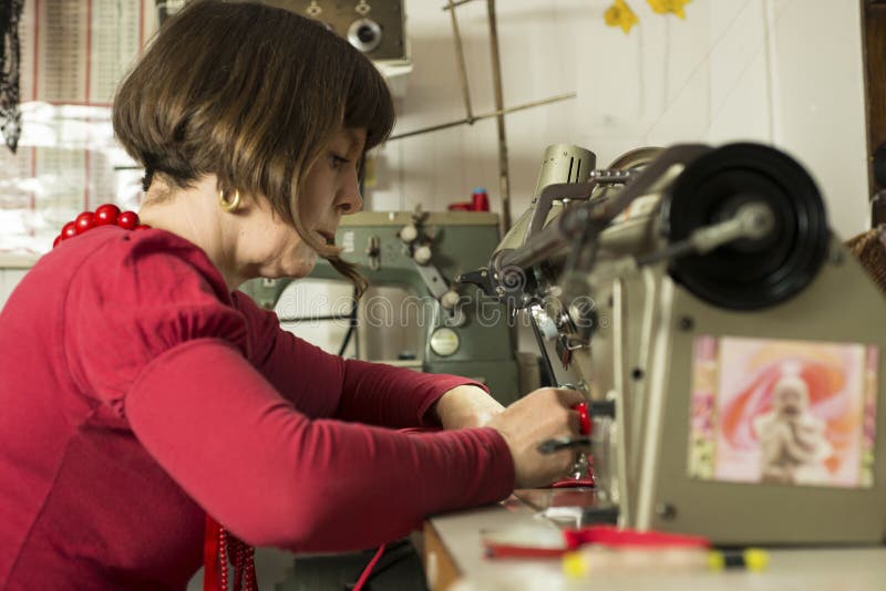 De Naaimachine Van Naaisterstitiching Fabric through Stock Foto - Image ...