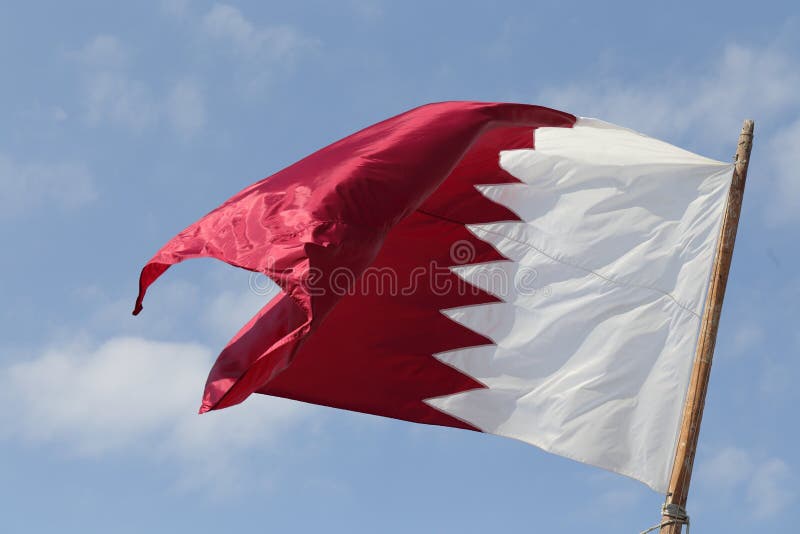 De Nationale Vlag Die Van Qatar in Doha Vliegen Stock Afbeelding ...