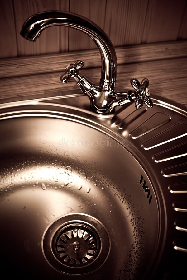 De Nieuwe Waterkraan Op Keuken Stock Foto - Image of kristal, mineraal ...