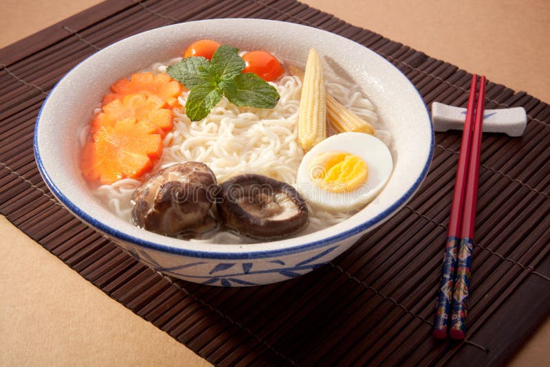 De Soep Met Ei En Hamnoedels Typische $c-andalusisch En Spaans Stock ...