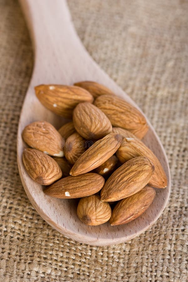 De Noten Van De Amandel Op Houten Lepel Stock Afbeelding - Image of ...