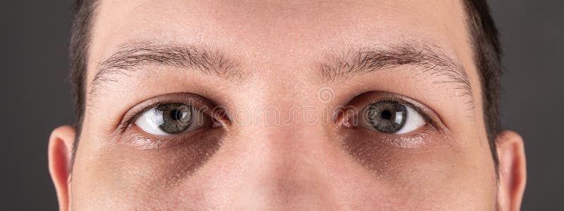 De Ogen Van De Mannen Zien Er Goed Uit Stock Afbeelding - Image of ...