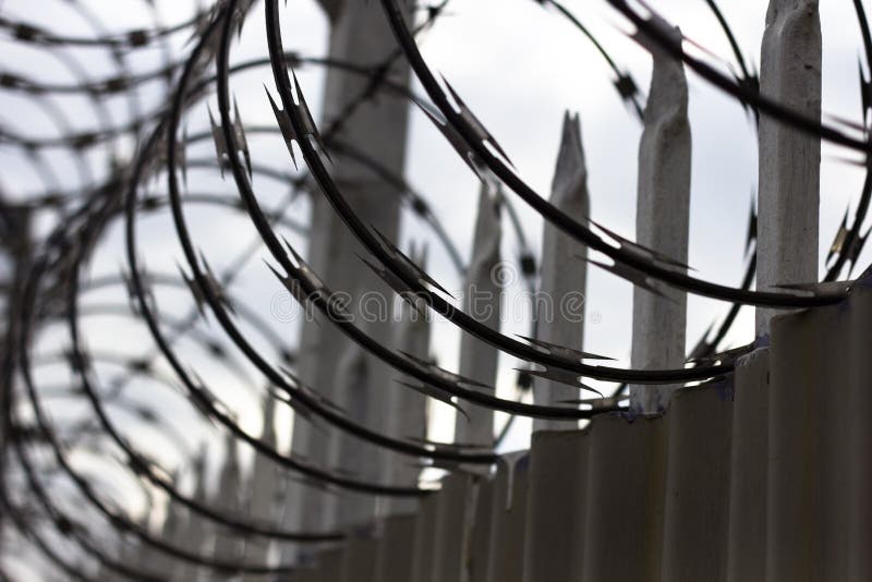 Het Prikkeldraad Van Het Scheermes Stock Afbeelding - Image of grens ...