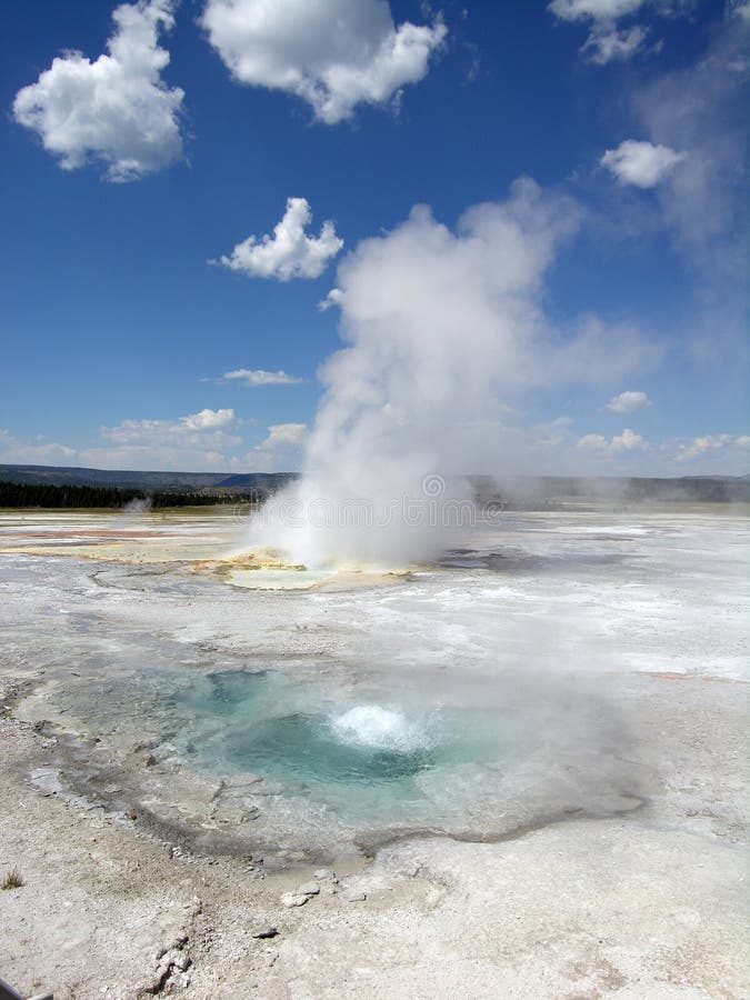 Geysirische Explosie stock afbeelding. Image of water, ontploffing - 216495