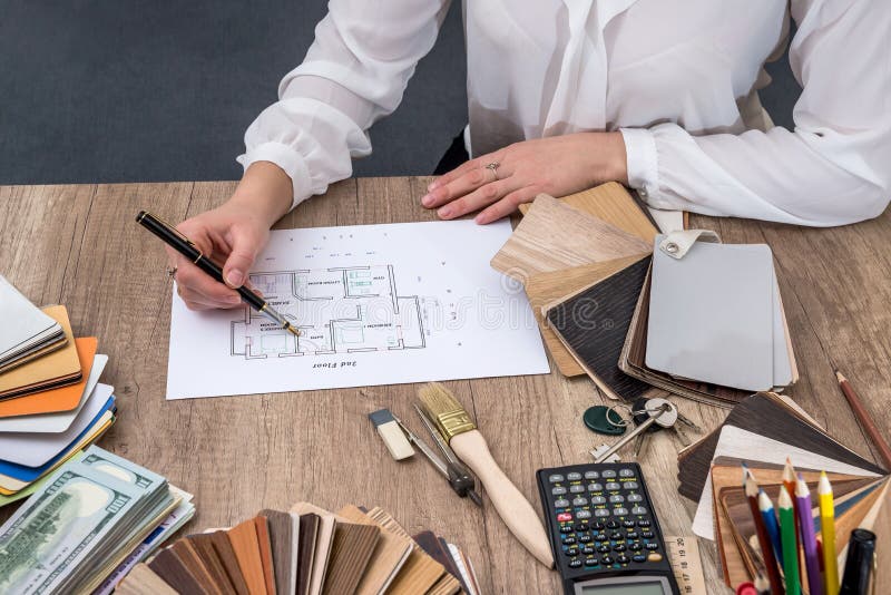 De Ontwerper Trekt Een Huisontwerp Met Een Keus Stock Afbeelding ...