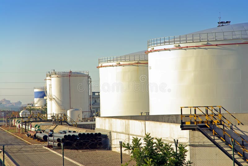 De Tank Van De Olieopslag Bij De Shell-raffinaderij Met Embleem Groot ...