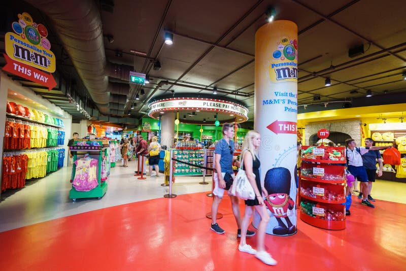 De opslag van M&MsWorld redactionele stock afbeelding. Image of bekleed ...