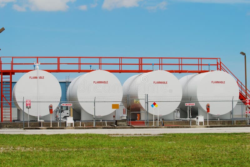 De Opslagtanks Van Het Gas & Van De Stookolie Stock Afbeelding - Image ...