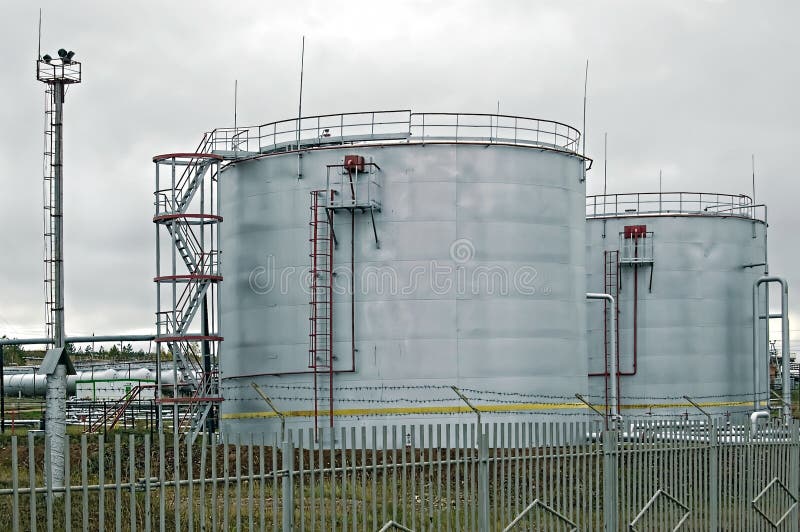 De opslagtanks van de olie stock afbeelding. Image of raffinaderij ...