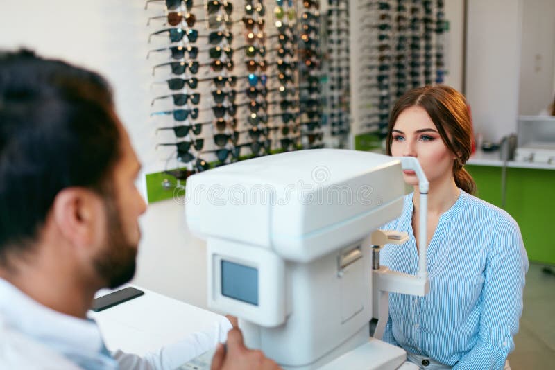 Oogtest in Optometrist Donkere Ruimte Voor De Visie Van De Pogingsklant ...