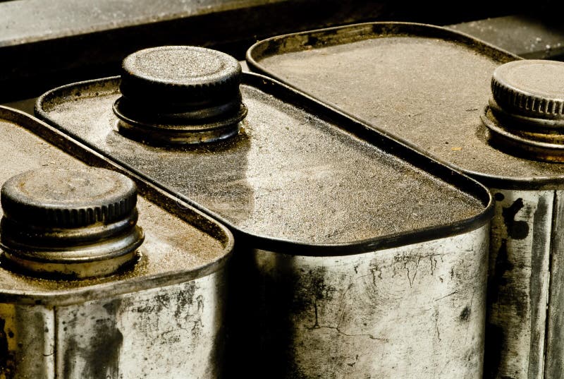 De Oude Blikken Van De Olie Stock Afbeelding - Image of doorstaan ...