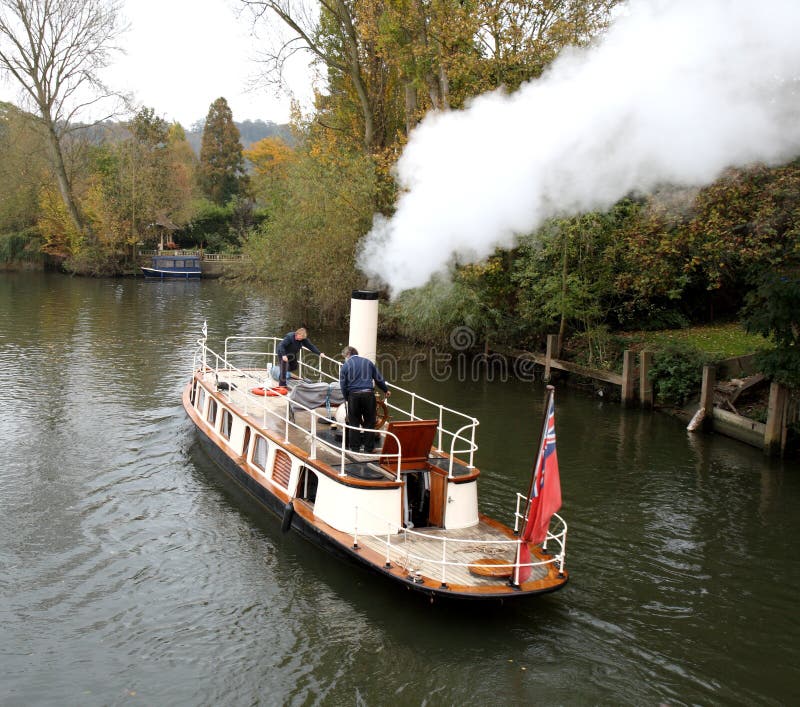 De oude Boot van de Stoom stock foto. Image of schoorsteen - 3482040