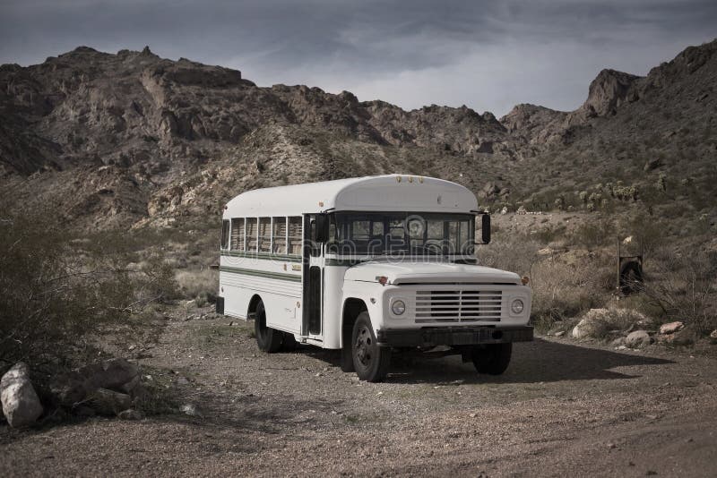 De oude Bus van de School stock foto. Image of woestijn - 10708038