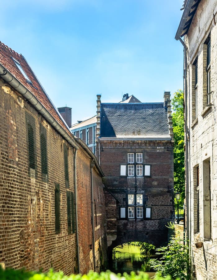 De Oude Gebouwen Van Maastricht Van Historisch Stadscentrum Stock ...