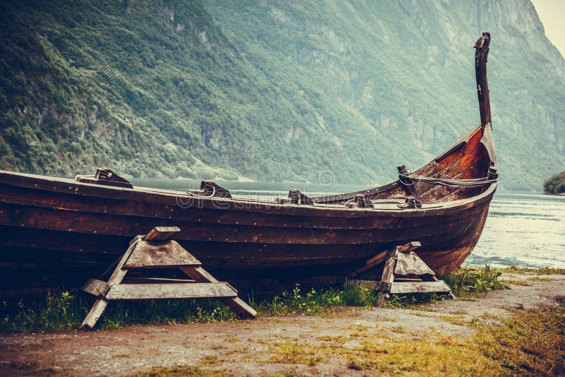 De Oude Houten Boot Van Viking in Noorse Aard Stock Foto - Image of ...