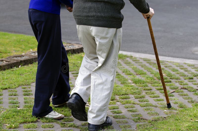 Oud Bejaarde Die Met Sjaal Met Stok Lopen Stock Foto - Image of ...
