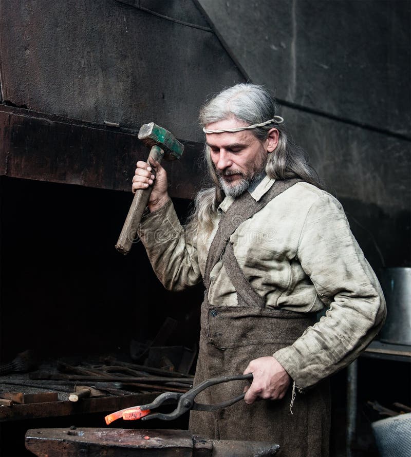 De Smid Smeedt Punt Op Het Aambeeld Stock Foto - Image of industrie ...
