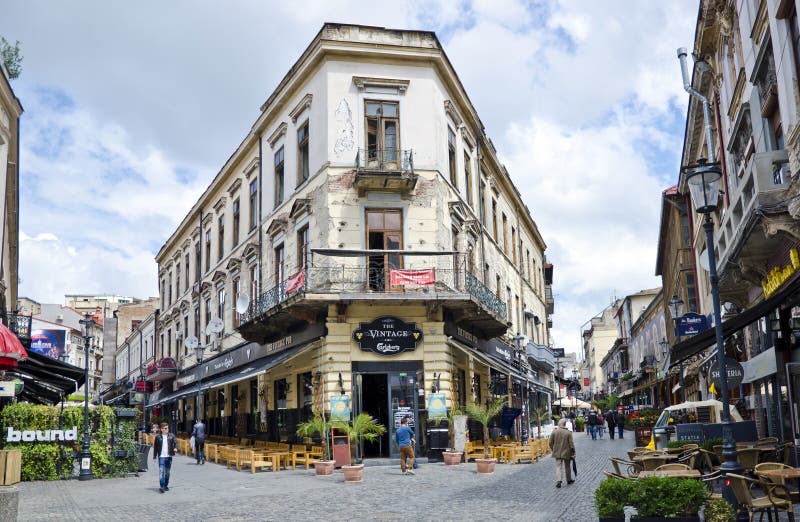 Het Oude De Stad Van Boekarest Wandelen Redactionele Stock Afbeelding ...